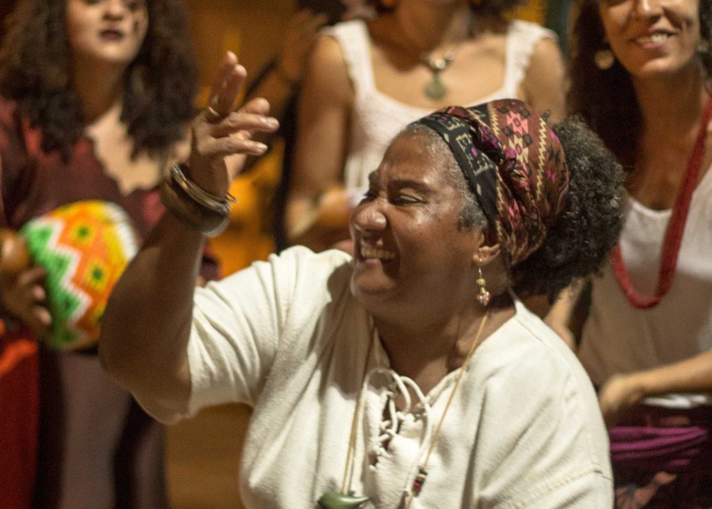 Martinha do Coco: voz do cerrado e da resistência - Vermelho