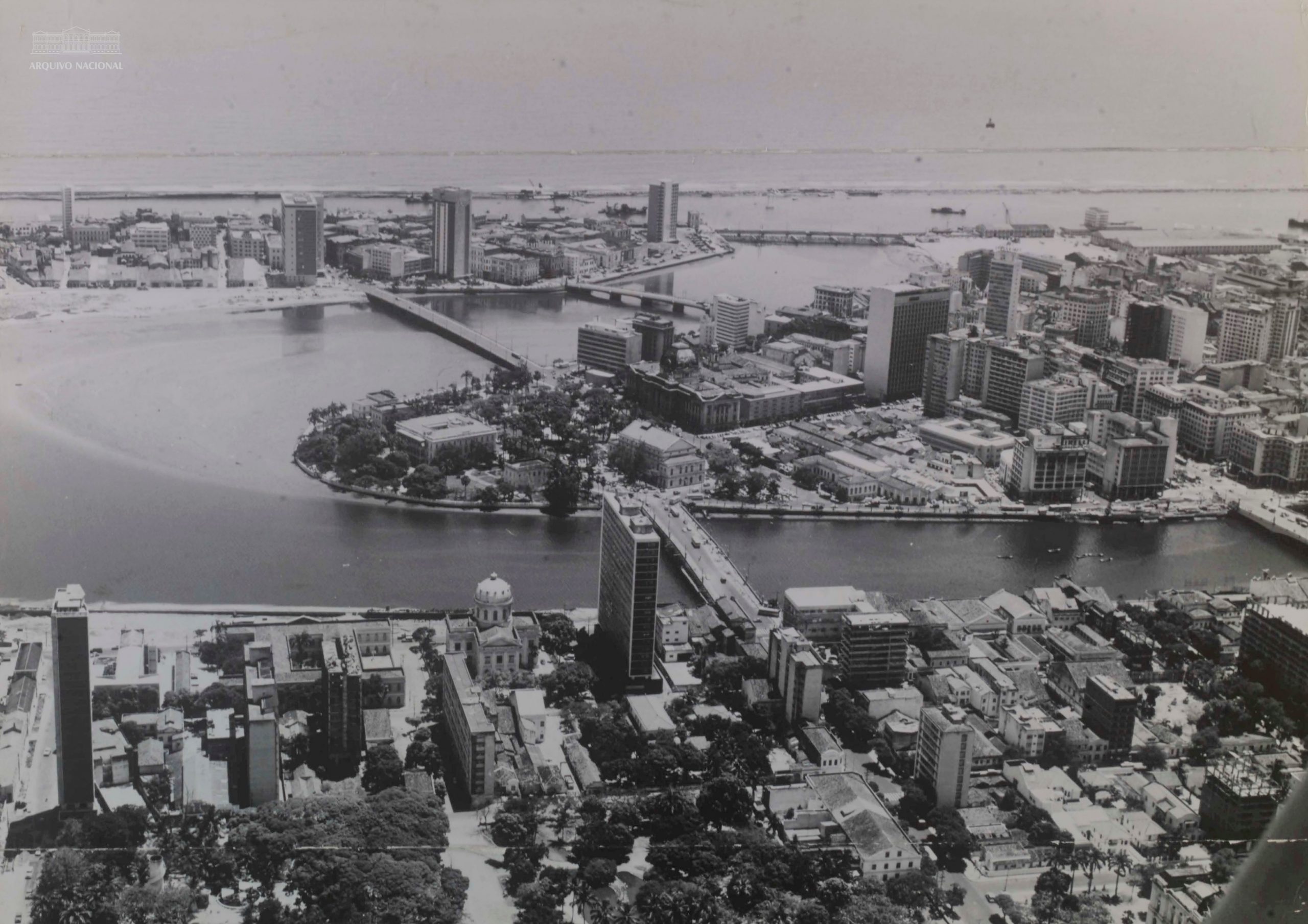 Peter Lownds: Cápsula de Outrora - Um Jovem dos EUA no Recife - Vermelho