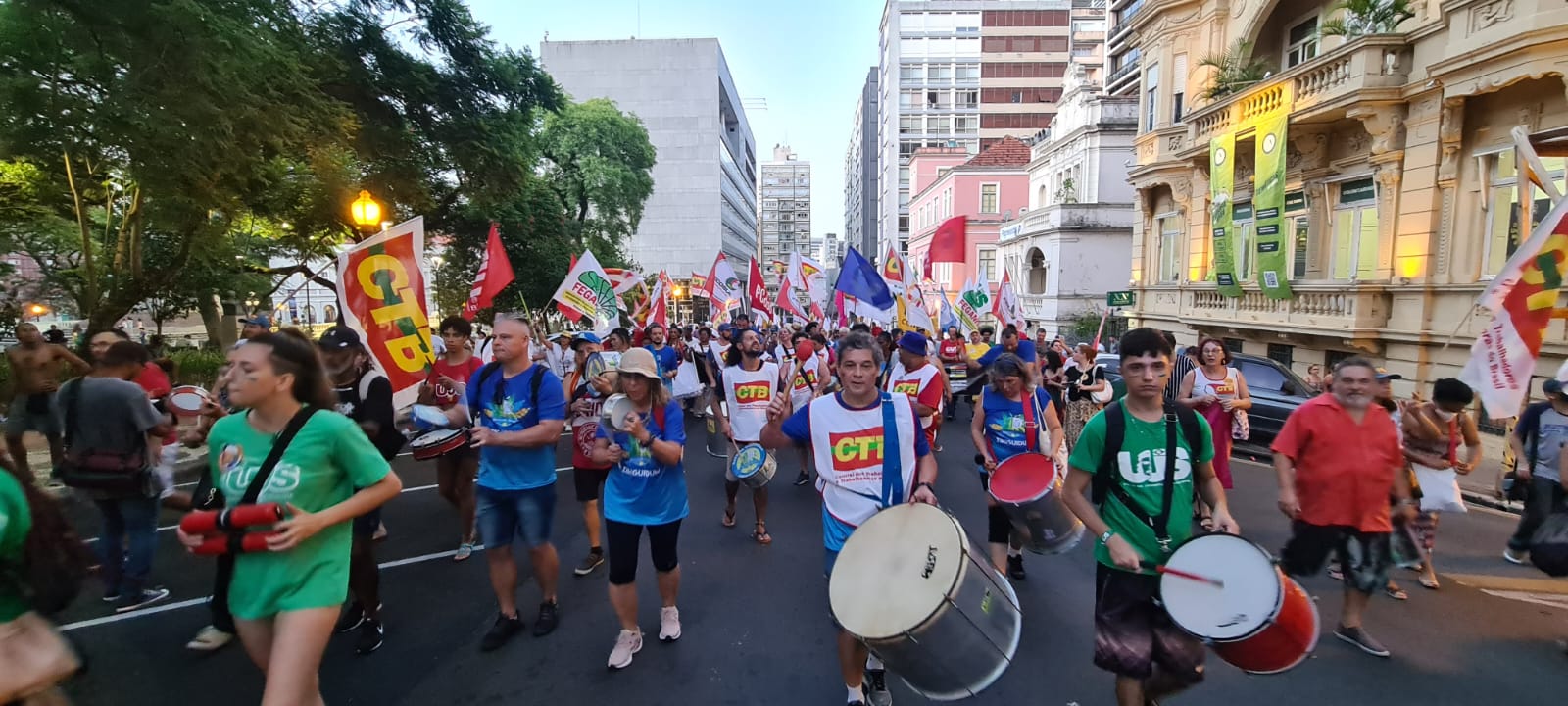 Democracia e reconstrução do país dão tom de marcha do FSM - Vermelho