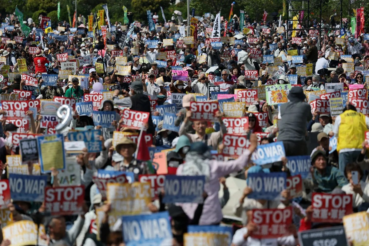 50 mil pessoas protestam no Japão contra plano de rearmamento - Vermelho